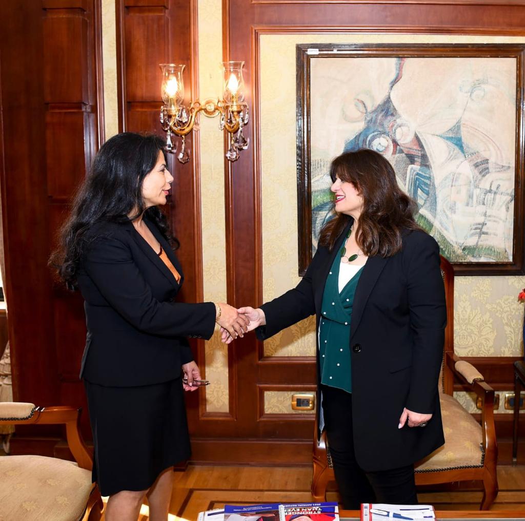 بعد أن قدمت خدمات لـ ٧٥ ألف طفل.. وزيرة الهجرة تستقبل مدير منظمة Coptic ...